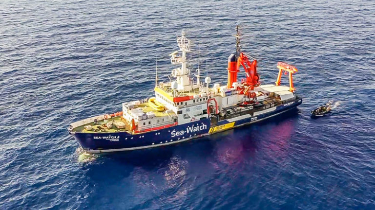 „Sea-Watch 4“ - Zum wiederholten Mal sitzt ein Seenotrettungsschiff in ...